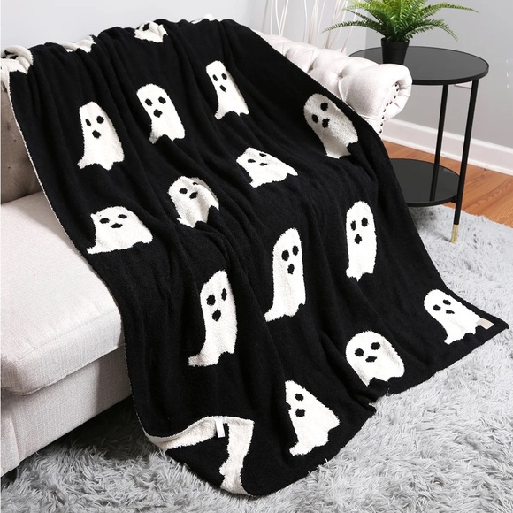 Comfy-Luxe | Bedding | Comfyluxe Spooky Black Blanket With White Ghosts ...